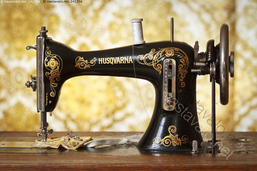 Kuva: Vanha ompelukone - ompelukone vanha antiikkia musta husqvarna ...