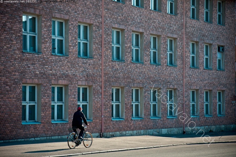 Kuva: Tiilitalo ja pyöräilijä - tiilitalo pyöräilijä harrastus ...
