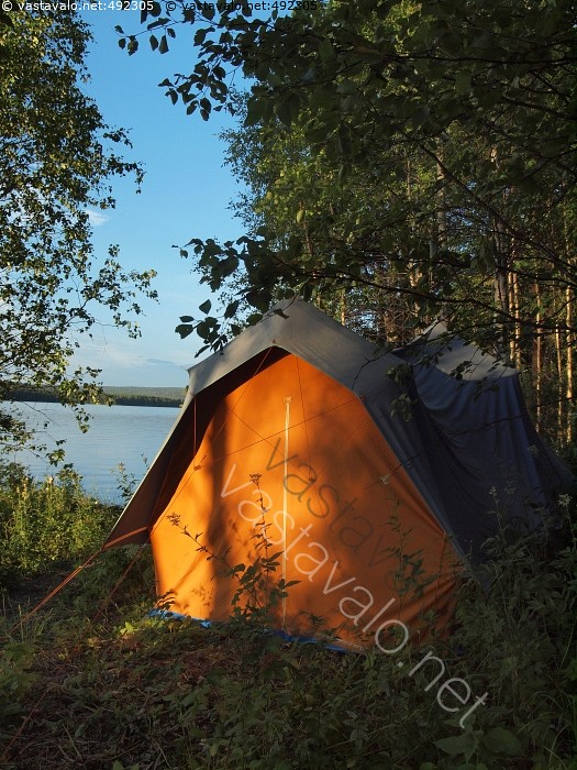 Kuva: Teltta järven rannalla - teltta telttailu telttailla retkeillä ...