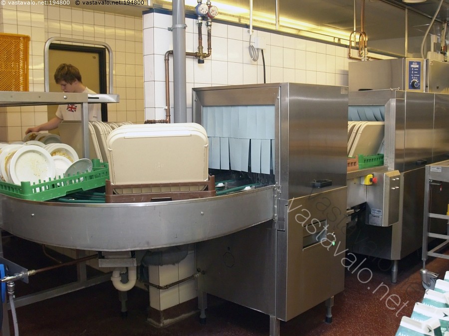Kuva: Laitoskeittiö - keittiö tiskikone astiat lautaset tarjottimet ...