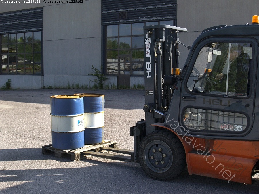 Kuva: Tynnyrit - trukki vastapainotrukki logistiikka varasto ...