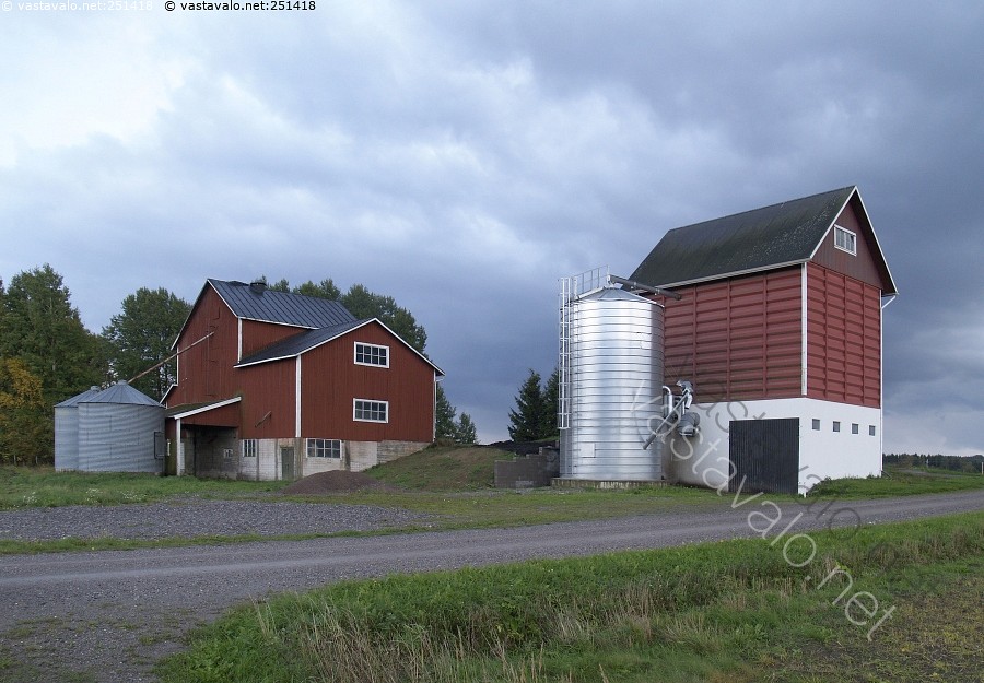 Kuva: Kaksi kuivuria - maaseutu maatalous kasvinviljely viljankuivaamo ...