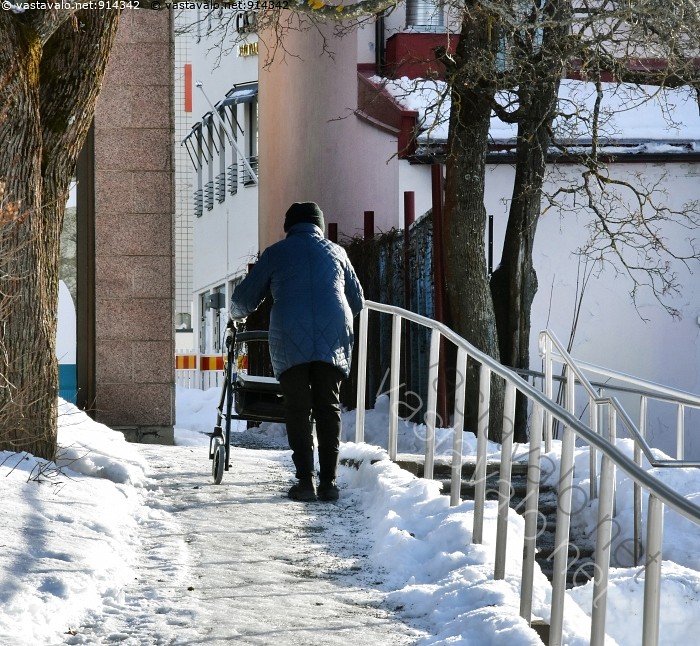 Kuva: Vanhus ja rollaattori - luiska esteettömyys kaltevuus korkeusero ...