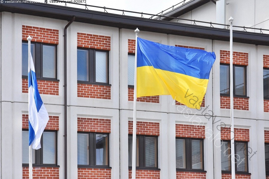 Kuva: Liputus - Ukrainan lippu Ukraina Suomen liput liputtaa liputus ...