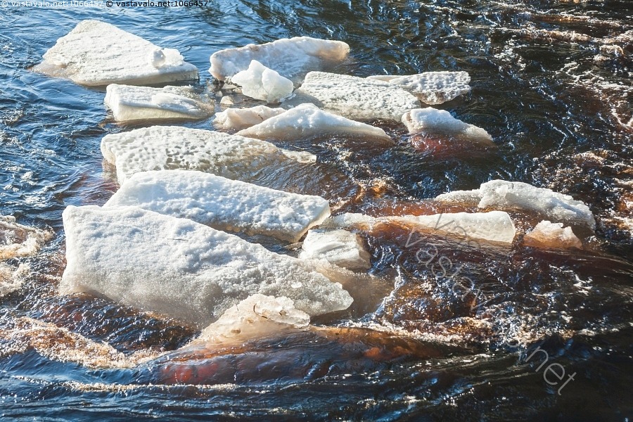 Kuva: Jäälohkareita koskessa - jää jäät jäidenlähtö kasautunut ...