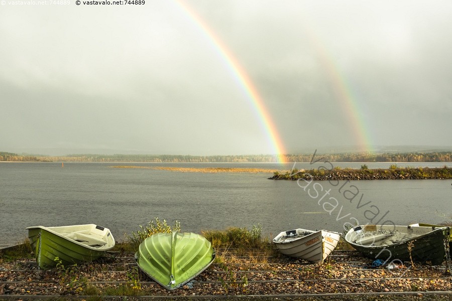 Kuva: Veneet rannalla - vene veneet veneenpitopaikka sateenkaari ...
