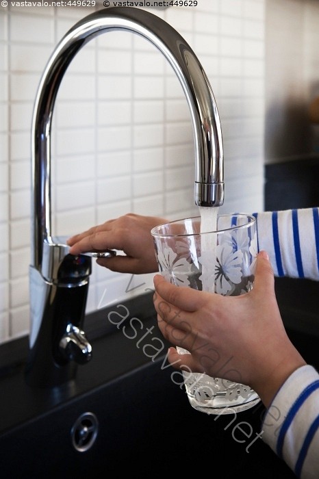 Kuva: Juomavettä - vesi lasi vesilasi juomalasi juomavesi keittiö hana ...