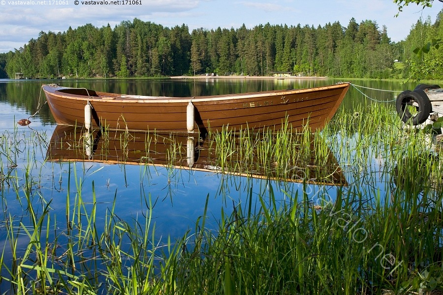 Kuva: Vihnusjärven Helmi 1964 - vene soutuvene puuvene käsintehty ranta ...