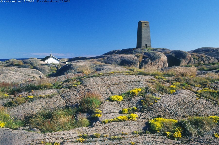 Kuva: Majakka ja mökki - majakka mökki saari kallio rantakallio kasvi ...