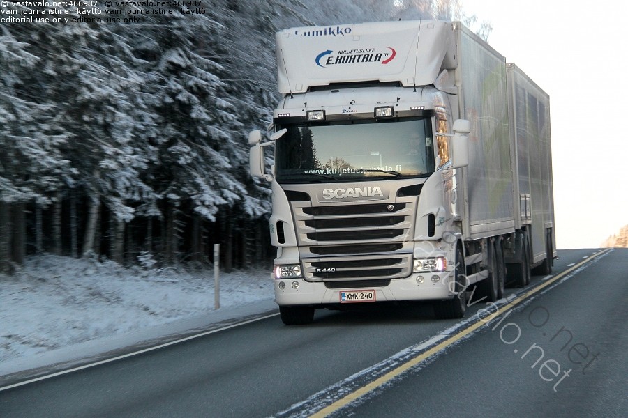 Kuva: Scania - Scania rekka raskaskalusto tie puut lumi keskiviiva ...