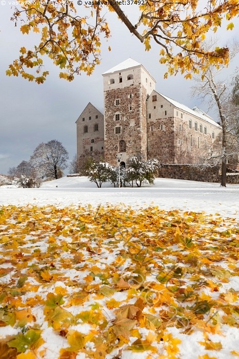 Kuva: Ruskalehdet Turun linnan pihalla - ensilumi historia ...