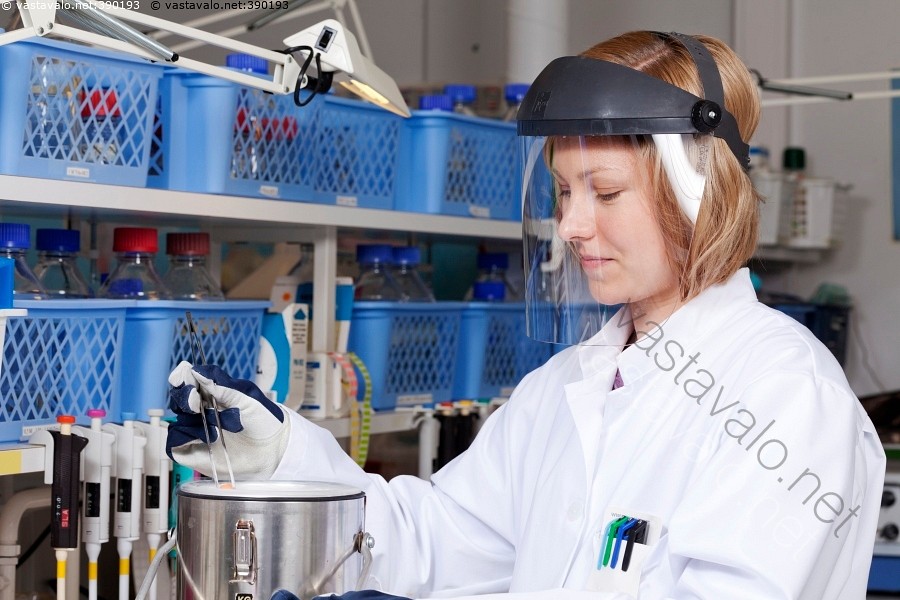 Kuva: Laboratoriotyöskentelyä - tutkimustyö bioanalyytikko kaunis koulu ...