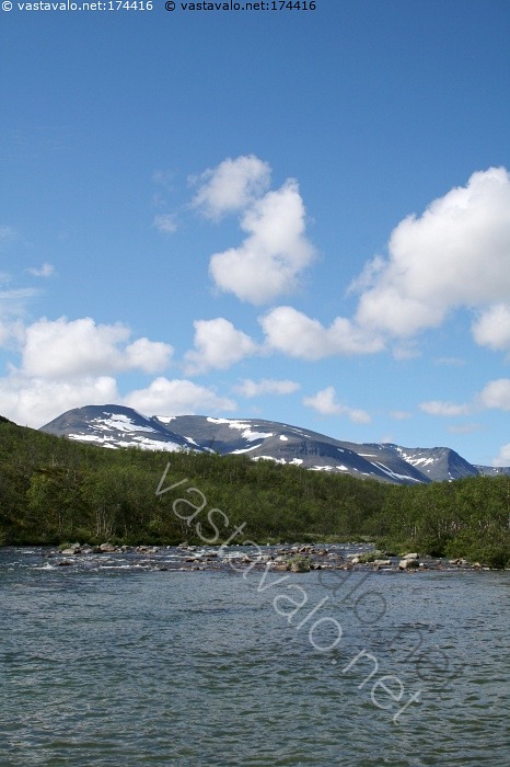 Kuva: Kummaeno, Kiruna - Gobmeeatnu harrastus joki kalastus kesä ...