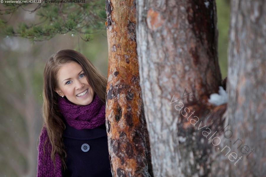 Kuva: Nainen ja vanha puun runko - nuori kaunis nainen ulkona luonto ...