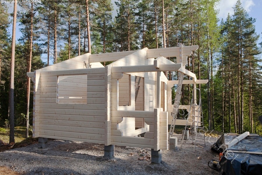 Kuva: Keskeneräinen hirsisauna - hirsi hirsirakennus rakentaminen ...