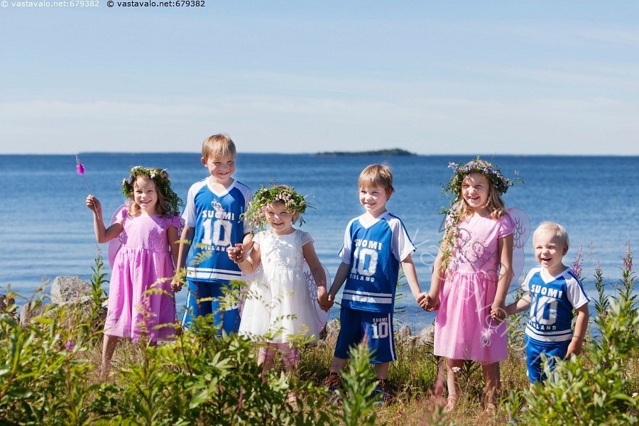 Kuva: Lapset rannalla - asu ihminen ilo järvi kaunis keijukainen ...