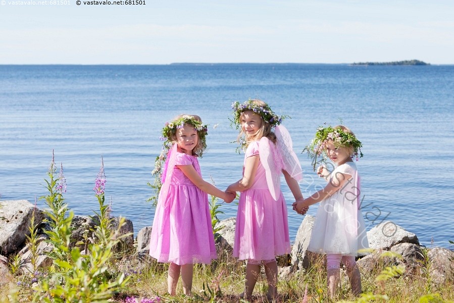 Kuva: Kolme keijua rannalla - ihminen iloinen kaunis keiju keijukainen ...