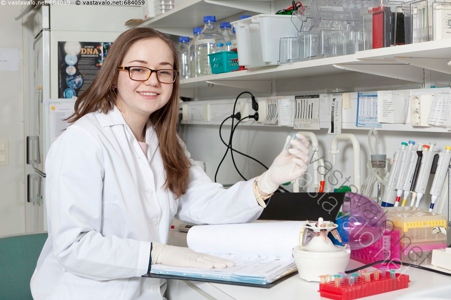 Kuva: Työntekijä syöpätutkimuslaboratoriossa - tutkimustyö ihminen ...