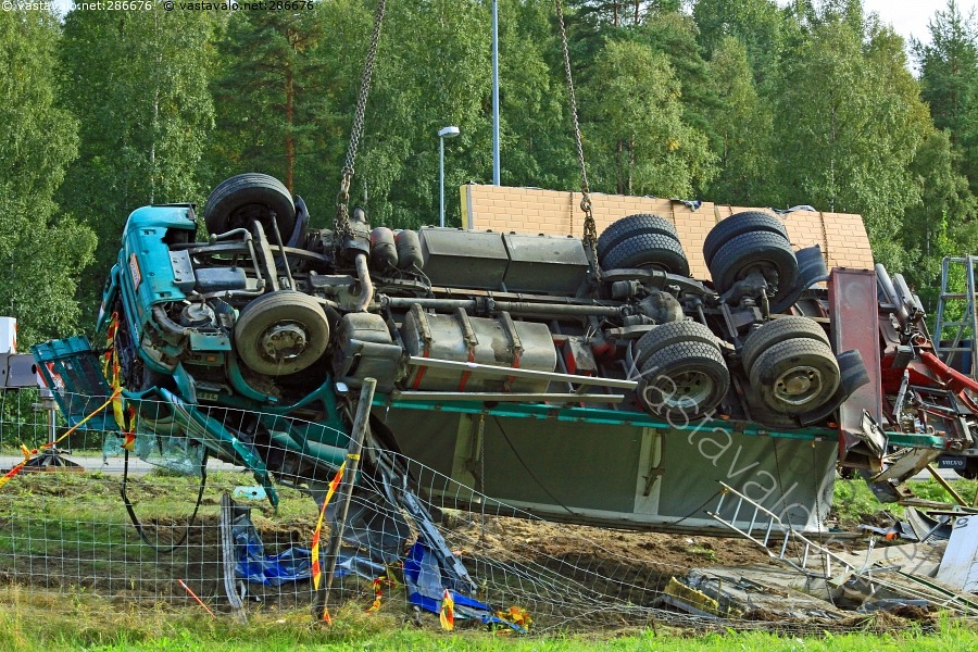 Kuva: Rekka ylösalaisin - rekka rekat kuorma-auto kuorma-autot rekka ...