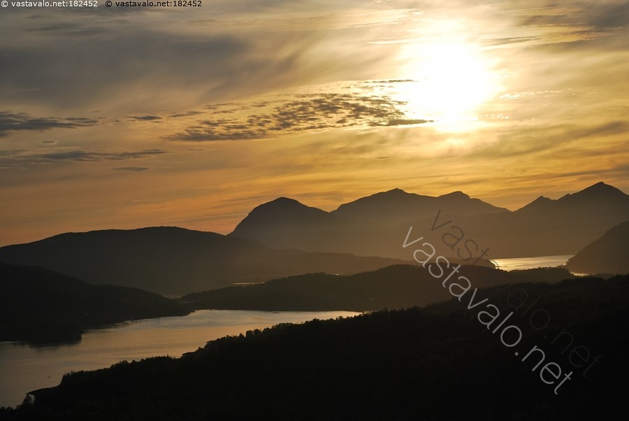 Kuva: Aurinko maalaa kultaa - auringonlasku ilta aurinko meri vuori ...