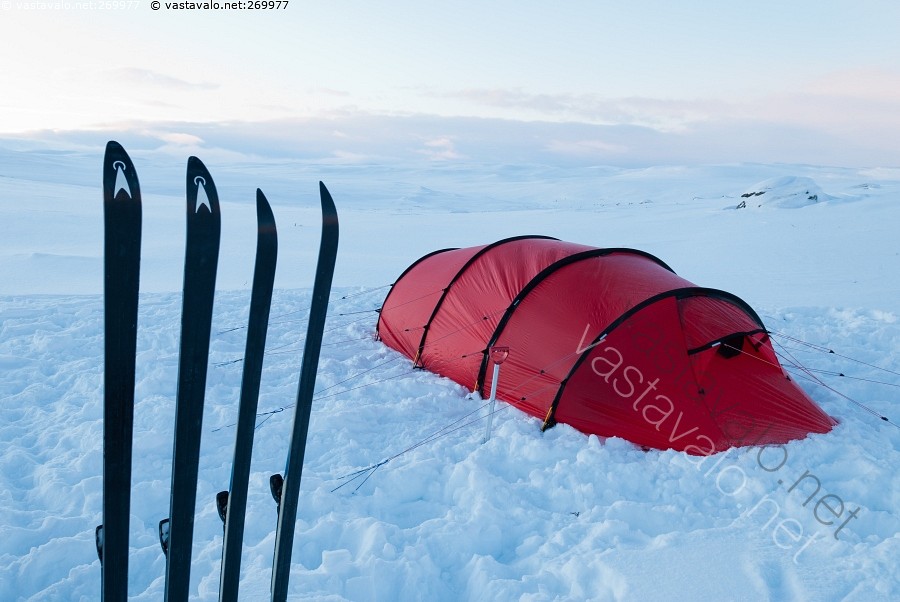 Kuva: Talvitelttailua - retkeily retki teltta tunneliteltta sukset ...