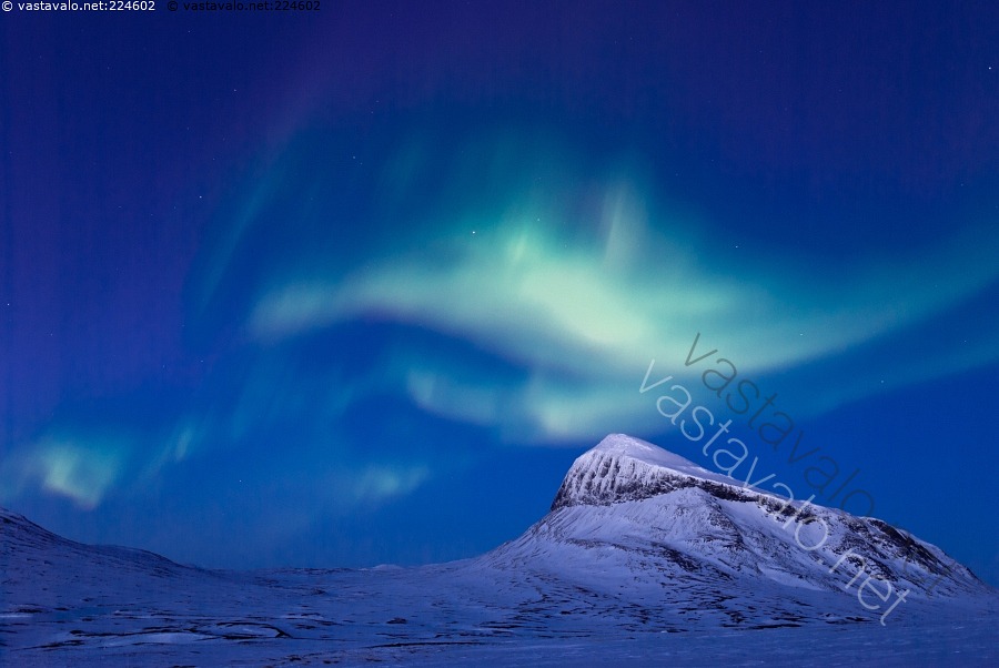 Kuva: Taivaan tulet - revontulet revontuli Aurora borealis tunturi ...