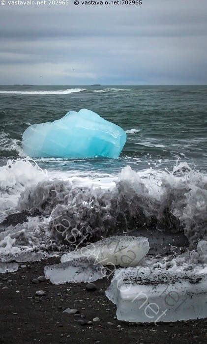 Kuva: Myrskyn tuomaa - jää jäävuori jäälautta jäälohkare lohjennut ...