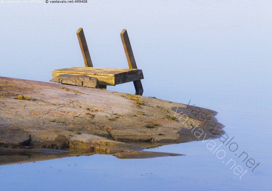 Kuva: Uimaportaat - vesi tyyni peilityyni meri rantakallio puiset ...