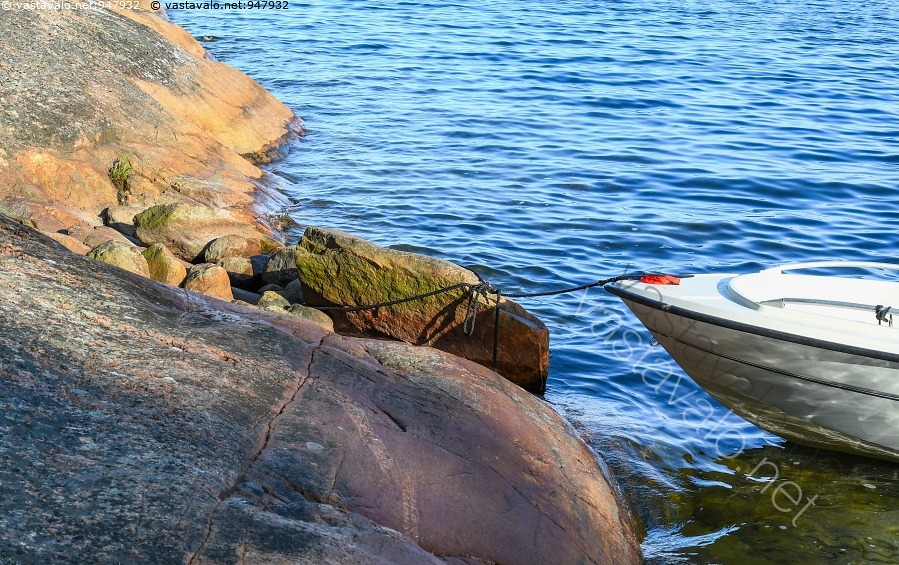 Kuva: Pieni vene - iso kivi - kivi kivet meri sininen kesä kesäinen ...