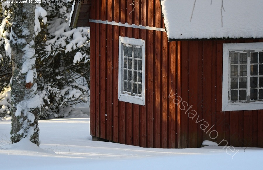 Kuva: Pieni punainen mökki - leikkimökki vanha punainen punamulta ...