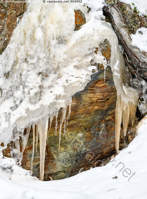 Kuva: Kallio - kallio jää jääpuikko jääpuikot jäätynyt lumi talvi ...