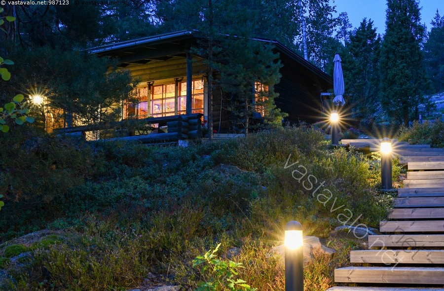 Kuva: Mökki myöhäiskesän pimeydessä - mökki kesämökki hirsimökki ilta ...