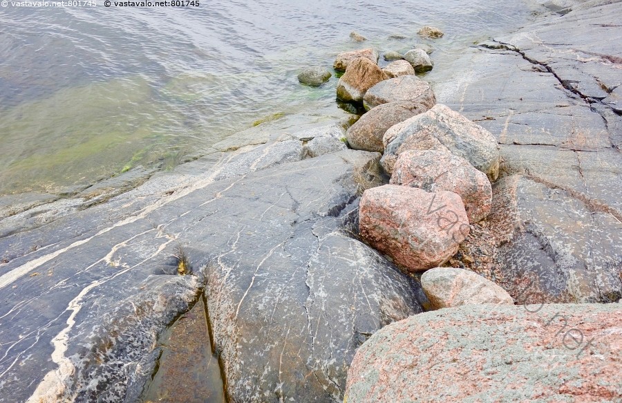 Galleria: Kesäisiä rantakallioita