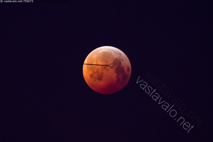 Kuva: Lentokone verikuun edessä - kuunpimennys superkuu täysikuu kuu ...