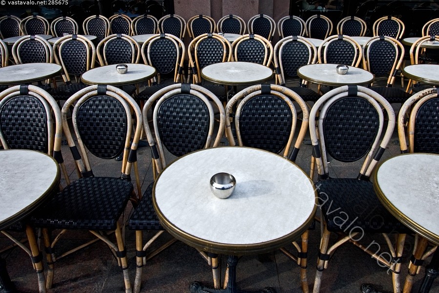 Kuva: Tuolit odottavat asiakkaita Cafe Strindbergin terassilla ...