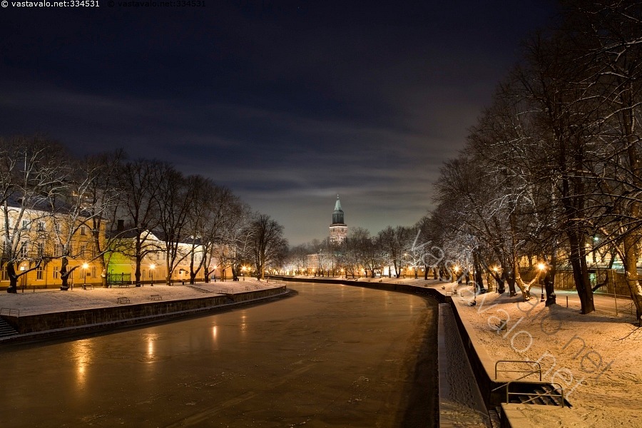 Kuva: Jäätynyt joki - Turku Aurajoki maisema jäinen jäässä talvi yö ...