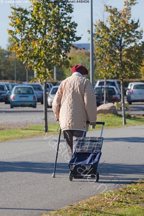 Kuva: Kävellen - ihminen ikäihminen vanhus seniori ikä eläkeläinen ...