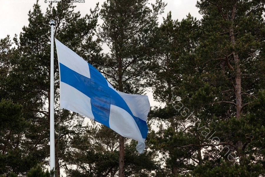 Kuva: Lippu liehuu - Suomen lippu kansallislippu siniristilippu liputus ...