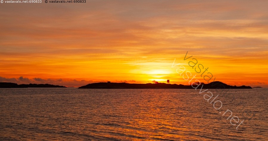 Kuva: Aurinko nousee - aamu auringonnousu aamurusko taivas oranssi ...