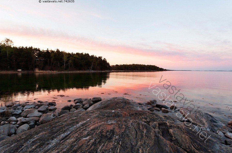 Kuva: Kesäilta saaristossa - merenranta meri ranta kivi kivet ...