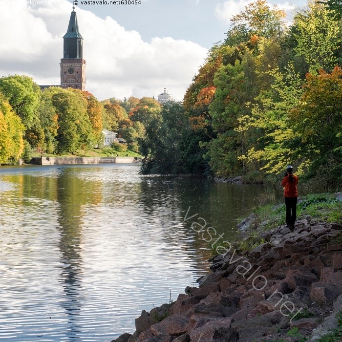 Kuva: Kuvauksellinen paikka - Turku Aurajoki Turun tuomiokirkko puut ...