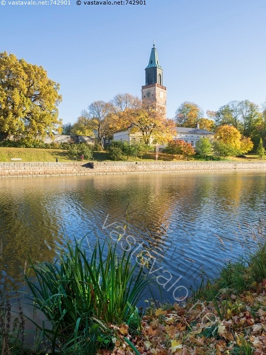Kuva: Ruska - joki Aurajoki ranta jokiranta kaunis maisema talo vanha ...