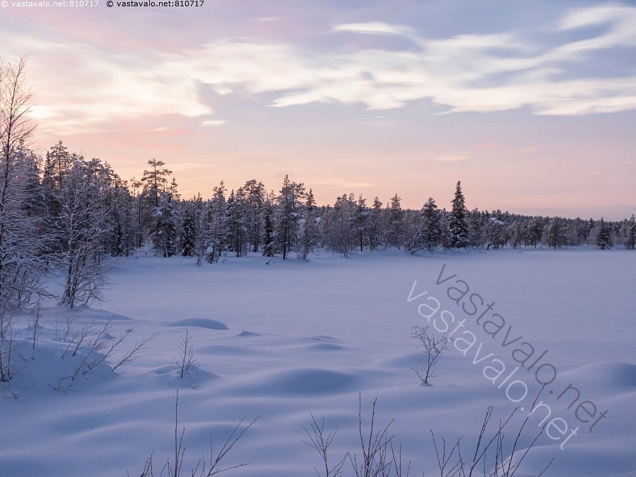 Kuva: Pilviä taivaalla - Lappi järvi Lapin luonto talvi talvinen lumi ...