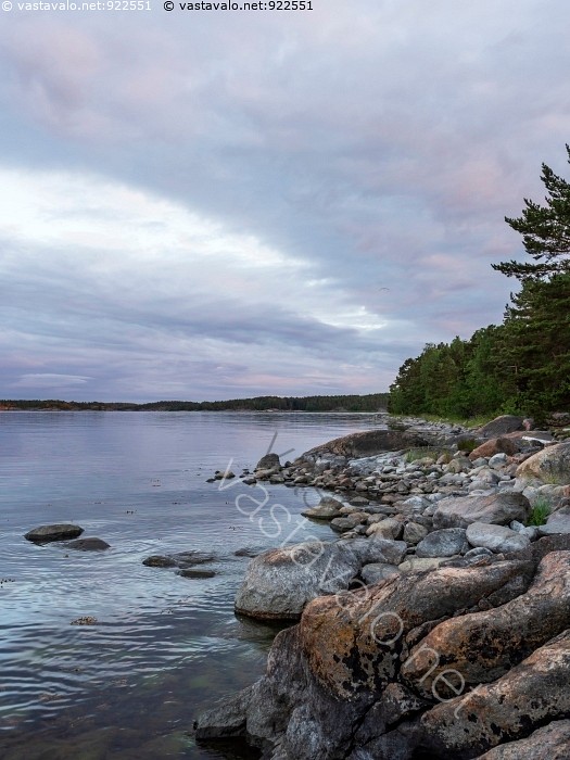 Kuva: Rantakivikko - meri kesä tunnelmallinen tumma ilta kesäilta ...