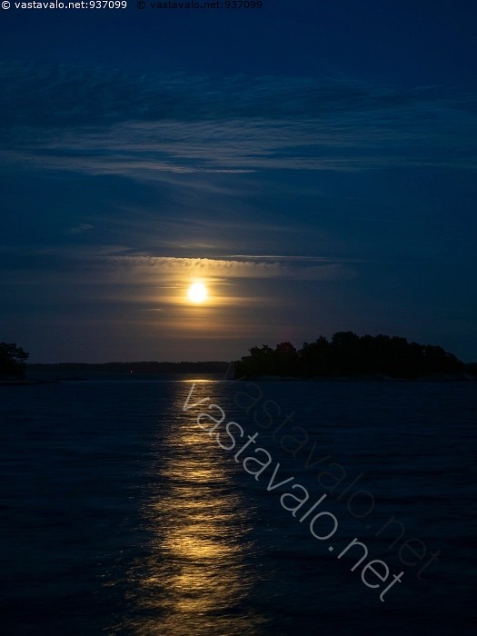Kuva: Täysikuu - kuu kuutamo täysikuu kuunsilta Turun saaristo maisema ...