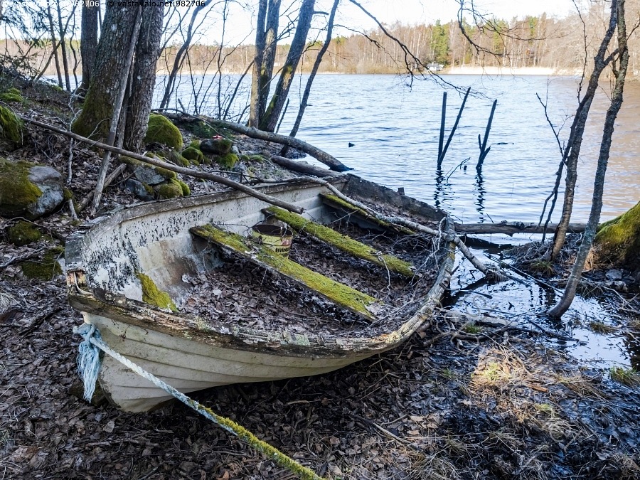 Kuva: Hylätty vene - soutuvene järvi järven rannalla rannassa ...