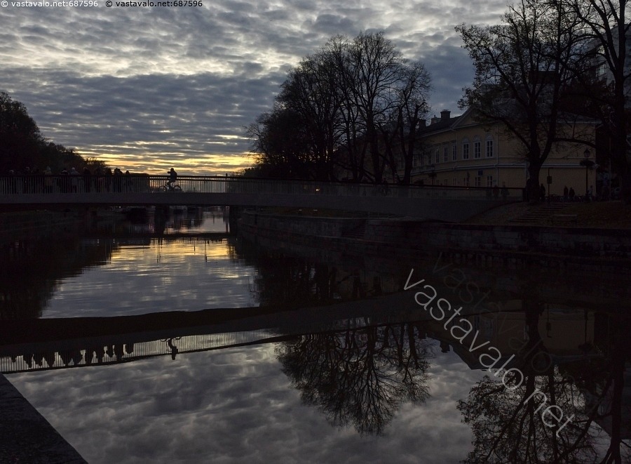 Kuva: Auringonlasku Kirjastosillalta - Turku Aurajoki joki maisema ...