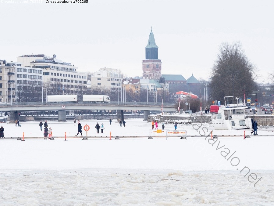 Kuva: Puusilta - Turku Aurajoki talvi Aurajoen tilapäinen puusilta ...