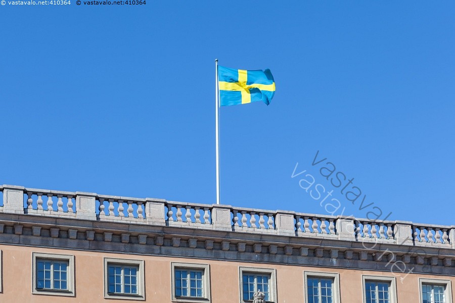 Kuva: Ruotsin suurlähetystön lippu - Helsinki Ruotsin katolla lippu ...