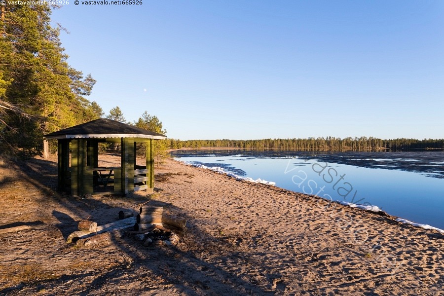Kuva: Iso Hietajärven hiekkarantaa aurinkoisena kevät-iltana - Iso ...